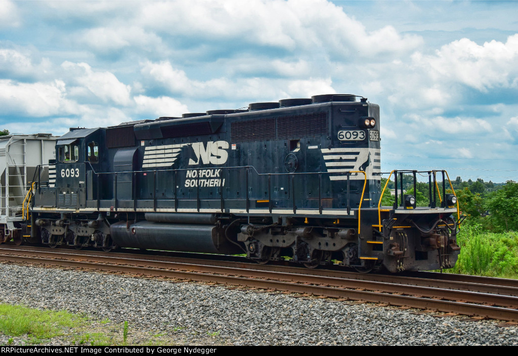 NS 6093 / SD40-2 on the way to the SC Inland port.